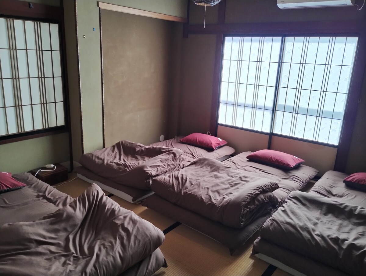 Japanese-style private room for up to 4 people - Houses for Rent in ...