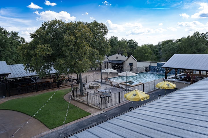 Beltz House | 9br Estate W/ Pool, Pond & Views - Taylor, TX
