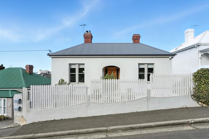 Views & Charm In West Hobart - Hobart