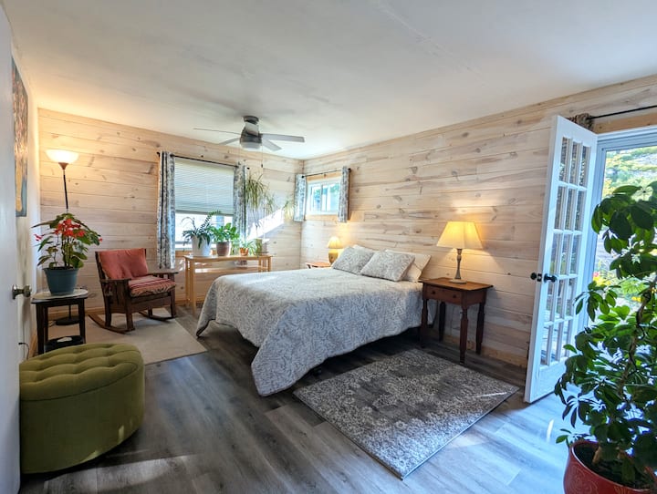 Peaceful Urban Cottage - Madison, WI