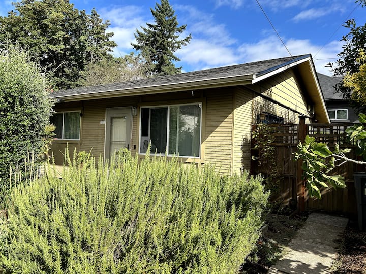 Montavilla Duplex - Garden Patio - Portland, OR