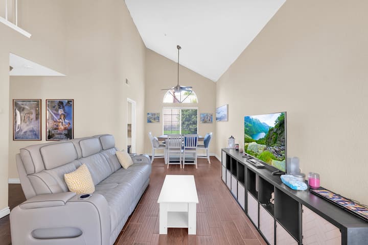 Chic & Comfy Home • Near Airport • Pet-friendly - Fontana, CA