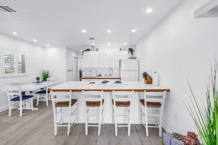 Gulf-view Condo, Steps To The Sand, Dining #301 - Treasure Island, FL