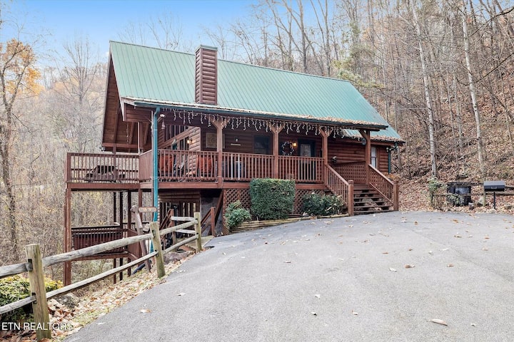Bear's Den Lodge }Very Private With View Sleeps 14 - Pigeon Forge, TN