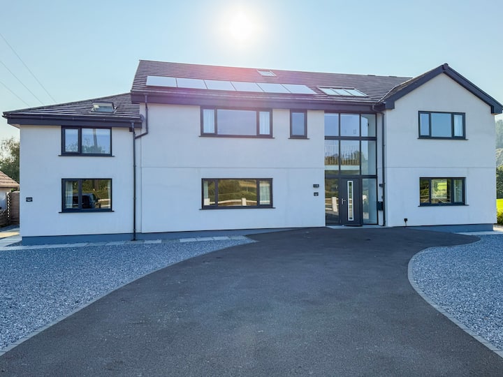 A Spacious Countryside Retreat For Up To 16 Guests - Carmarthen