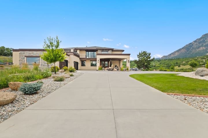 Elegant Mountain Retreat With Sweeping Views - コロラド・スプリングズ, CO