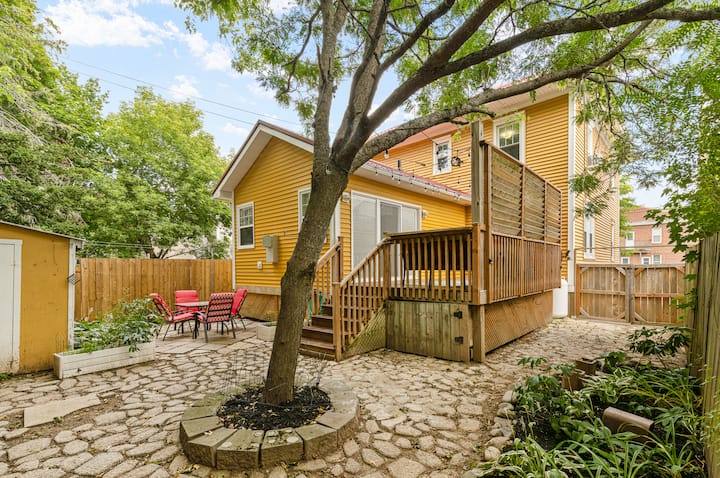 Spacious 8 Bed Stay- Central W/ Ac, Patio, Parking - Moncton