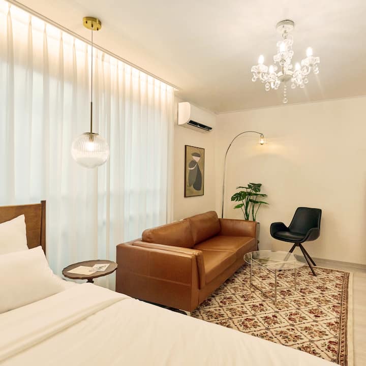 무료주차)논현역, 신분당선 도보 3분/6인실/ 무료짐보관/올수리/ 공항버스 5분/홍대30분 - Seoul