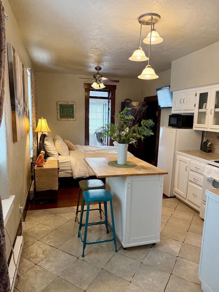Free Ms Soaks With Flatiron Stay! Suite 4 - Hot Springs, SD