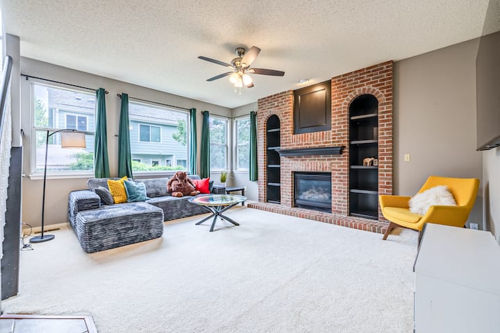 Spacious 4br Home | Pool Table & Near Cherry Creek - Aurora, CO