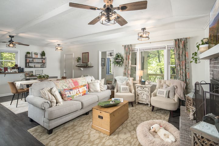 Boone Getaway | 3br | Huge Deck | Cozy & Quiet - Boone, NC