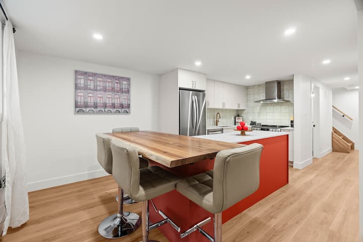 Bright & Elegant 3-bedroom Lower Suite In Byron - London