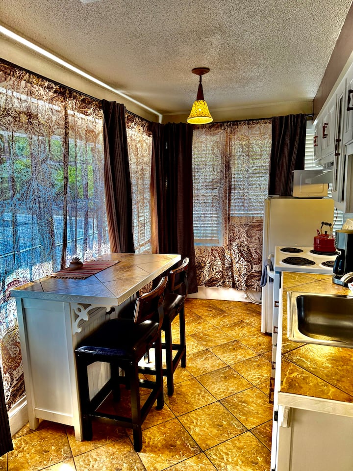 Free Ms Soaks With Flatiron Stay! Suite 3 - Hot Springs, SD