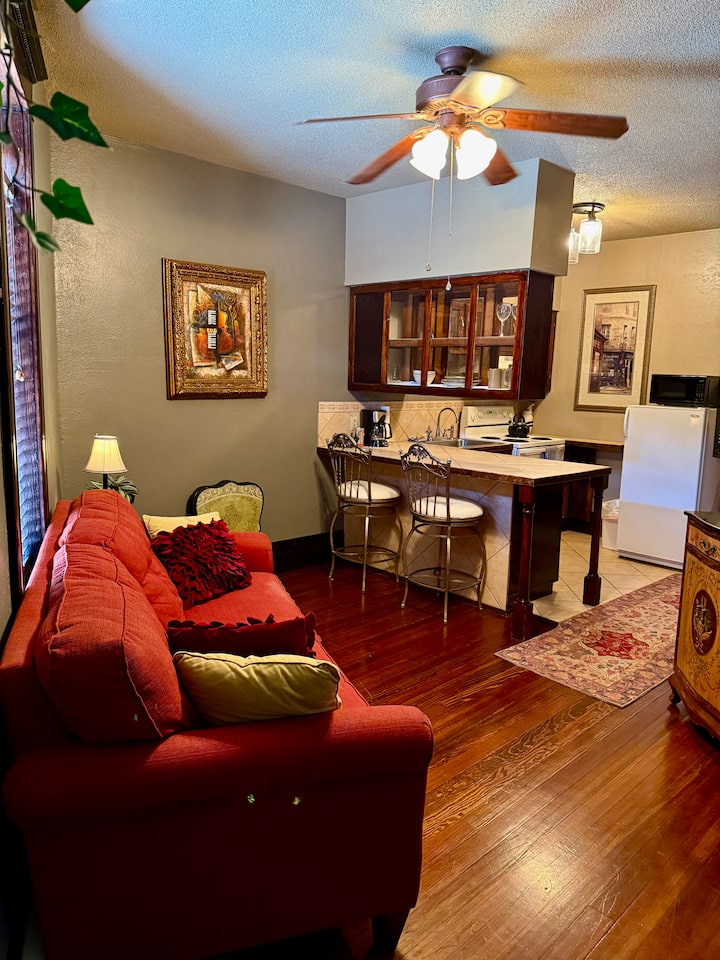 Free Ms Soaks With Flatiron Stay! Suite 2 - Hot Springs, SD