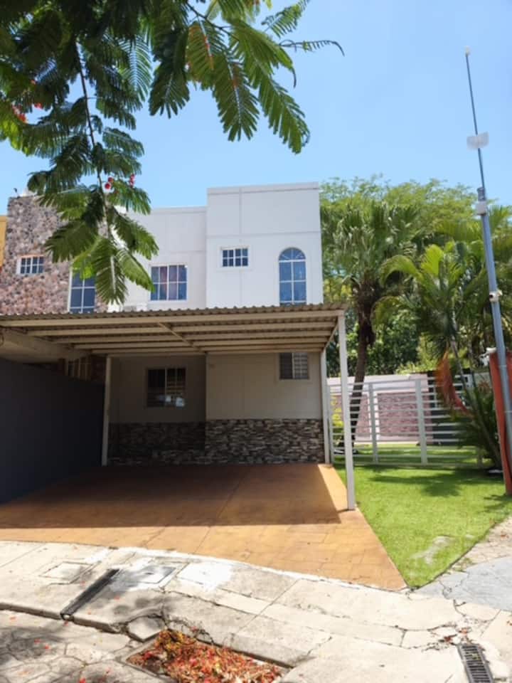 Casa Villa Real - Santa Ana