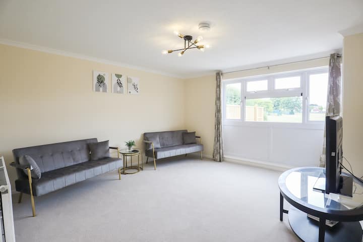 3 Bed House-sleeps 6-in Calne. - Devizes