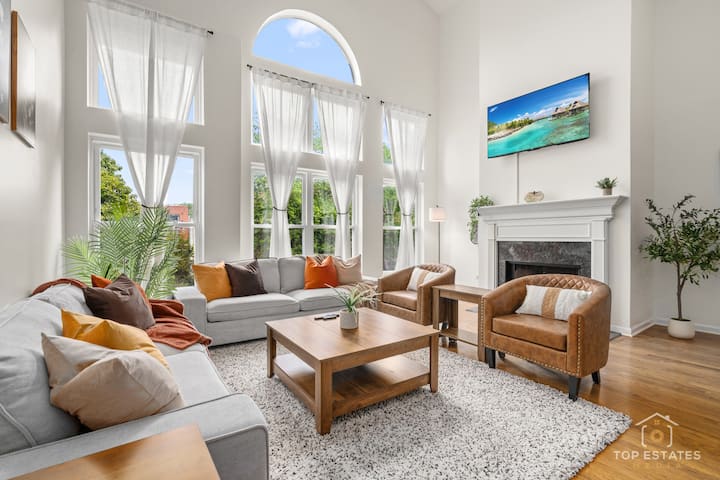 *New* Luxury Wrigley Penthouse, Free Parking - Chicago