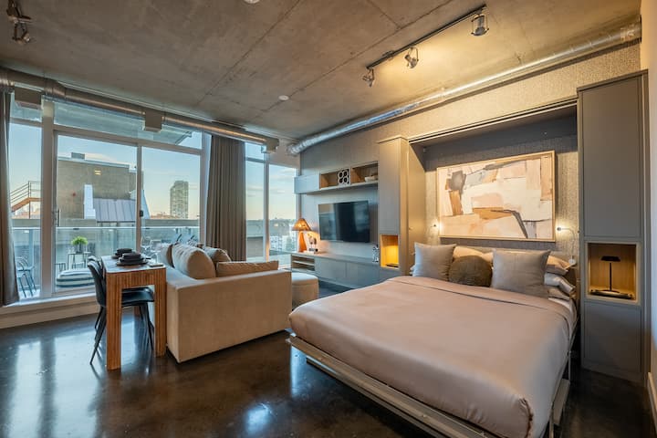 Boutique Luxury Suite + Workspace | Downtown Views - Calgary