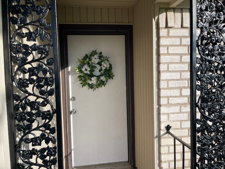 Hewitt Executive Home - Waco, TX