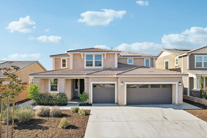Modern 3000 Sqft 5br/3.5bth, Gated Yard, Garage - Menifee, CA
