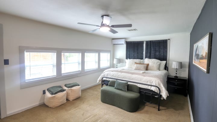 Mins To Kyle Field! W/ Outdoor Living & Fire Pit - Bryan, TX