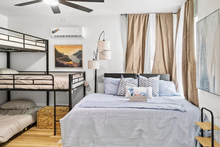 Coastal San Diego Stay/king Bed, Pet Friendly Yard - San Diego, CA