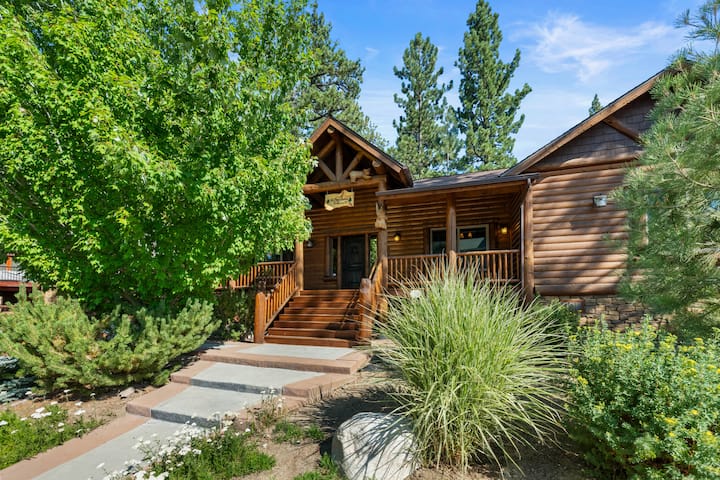 Luxury Lodge • Spacious • Modern • Hot Tub - Big Bear Lake, CA