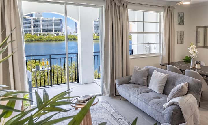 Serene Waterfront Home With Bay Views Pool &Tennis - Aventura, FL