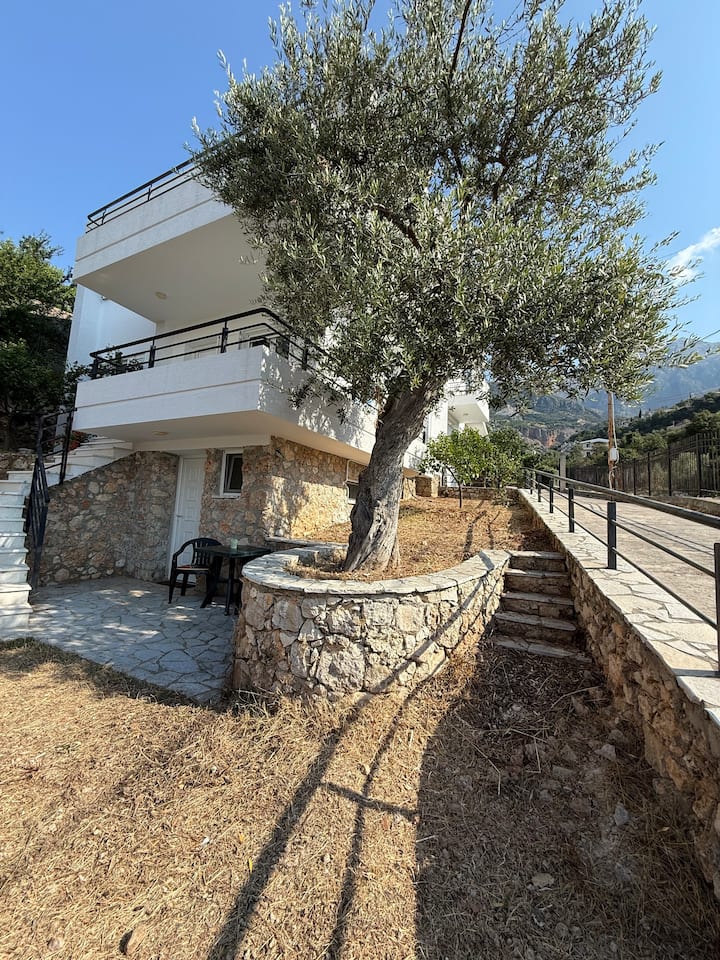 Robert’s Villa – Sleeps 14 - Dhërmi