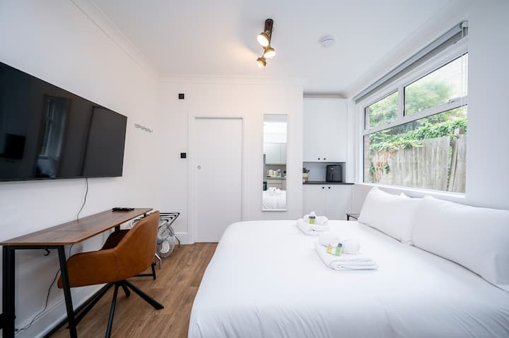 The Nest Studio - Stylish Central Croydon Retreat - Croydon, UK