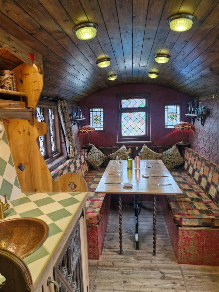 Cute Cozy Unique Shepherds Hut For Two People - Marlborough