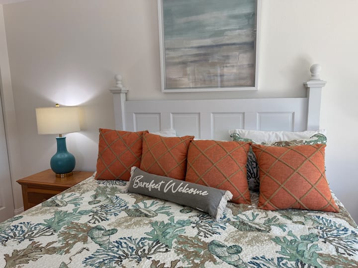 Lakeside Oasis 2 Bedroom, 2 Bath Plus Pool & Spa - Dunedin, FL