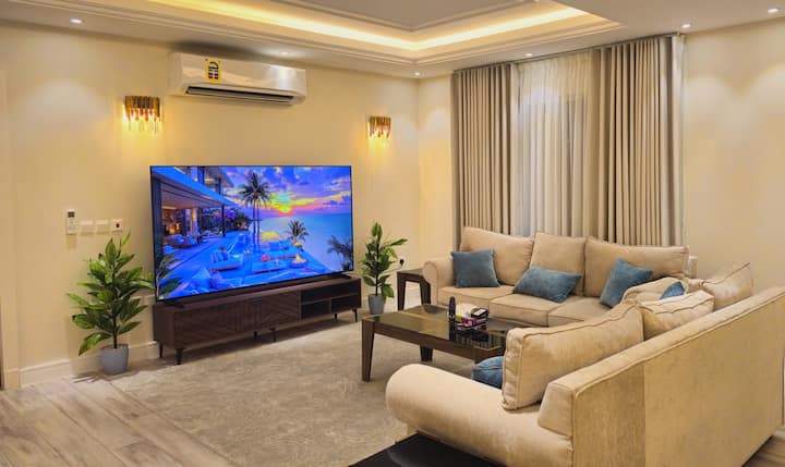 Elegant 3br| Prime Location| Self Check-in| 85" Tv - Riyadh