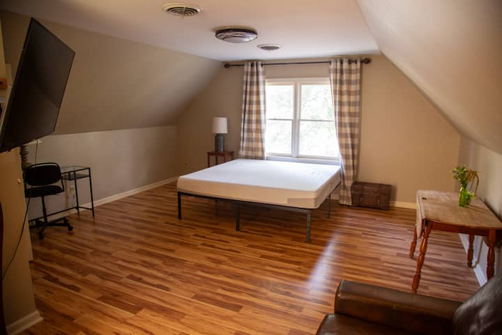 Centrally Located Cozy Retreat - Germantown, TN