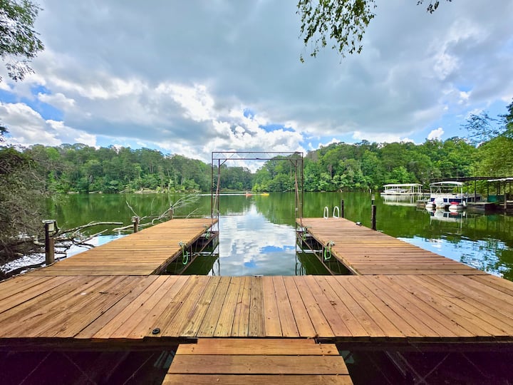 Rustic Lake House Retreat - Gainesville, GA