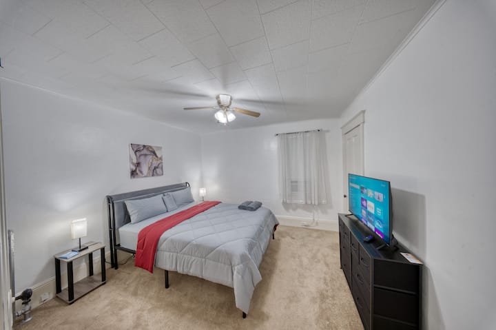 Charming 2-bedroom, 1-bath Getaway - Carbondale, PA