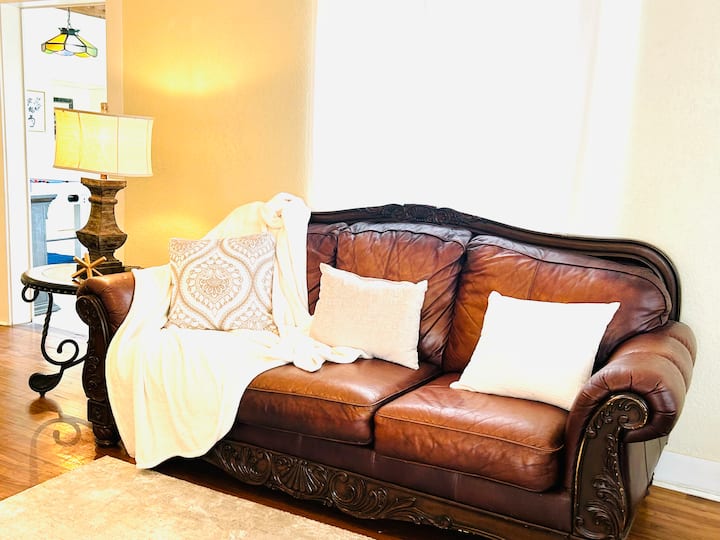 4 Br, 2 Bath, 7 Beds, 4 Parking Near Riot/samsung - Milano, TX