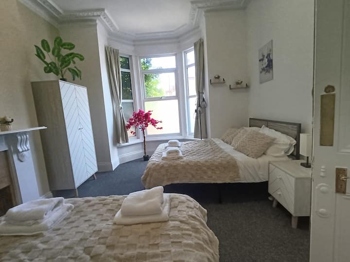 Open Mind Property - 26 Guests, Hot Tub & Parking - Gosport