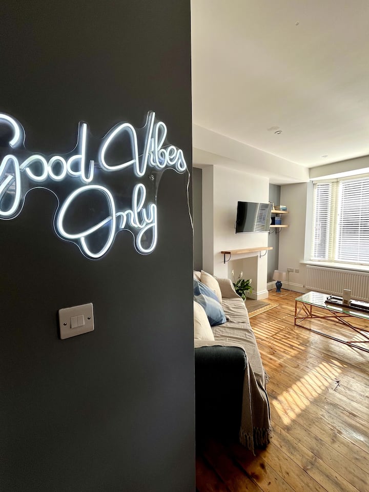 Fresh Flat In Town Centre - Leek - Leek