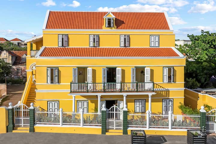 Large Room - Curaçao