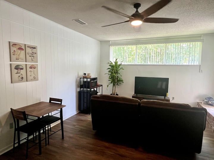 Your Own Quiet Corner Near Uf: 1/1 Private Space - Gainesville, FL
