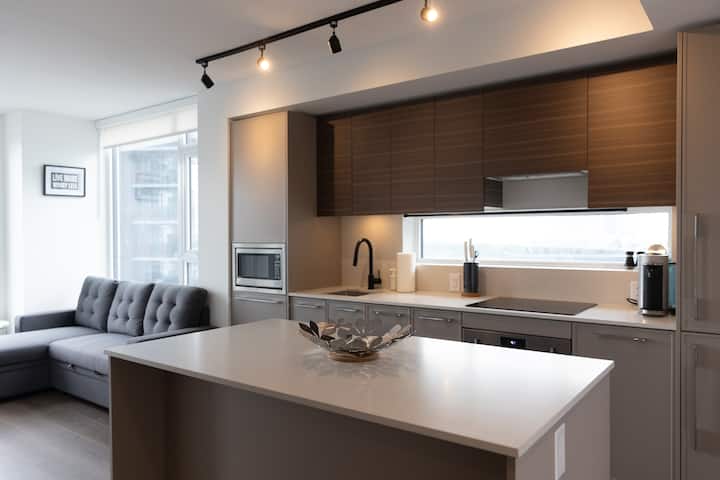 Luxury Condo | 2br Condo & Ev + City Views - Surrey, BC