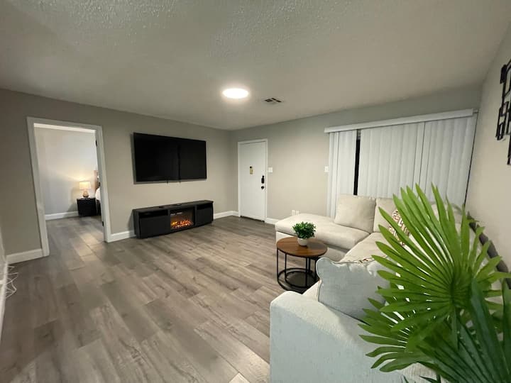 King Bed 2br Unit | Free Parking - Beaumont