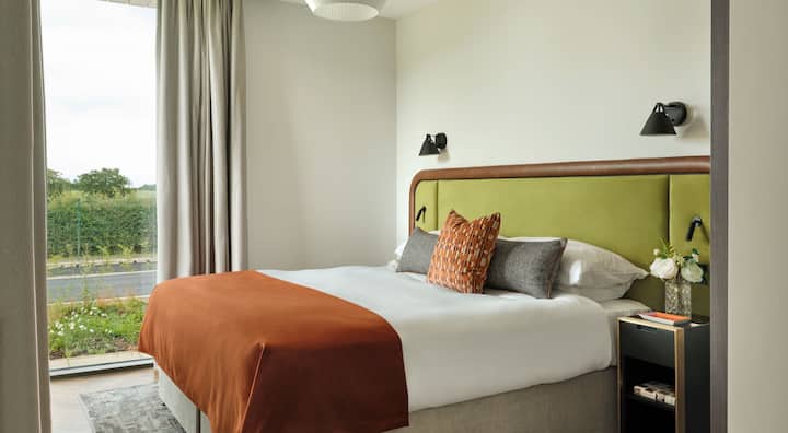 Three Bedroom Trackside Private Residence - Towcester