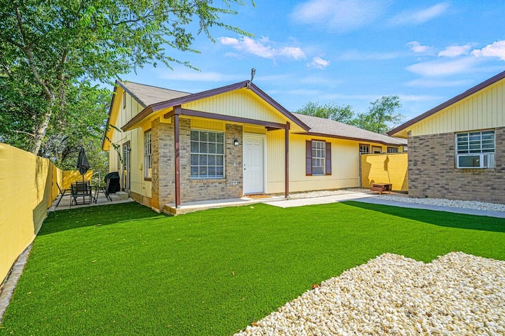 Newly Renovated Home Near Seaworld & Lackland Afb - San Antonio Aquarium, Leon Valley