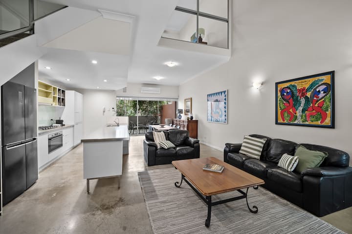 Huge Designer 2-storey Townhouse On James Street - ニューステッド