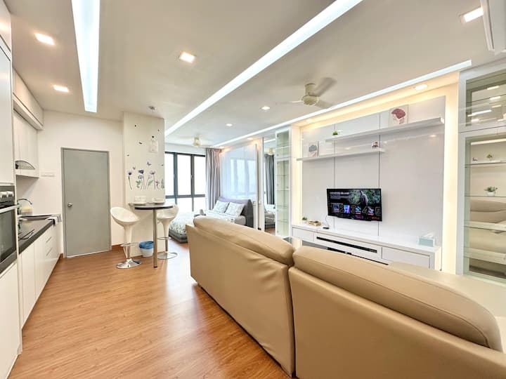Sk8: Free Car Park, 200mbps Wifi, Netflix - Seri Kembangan
