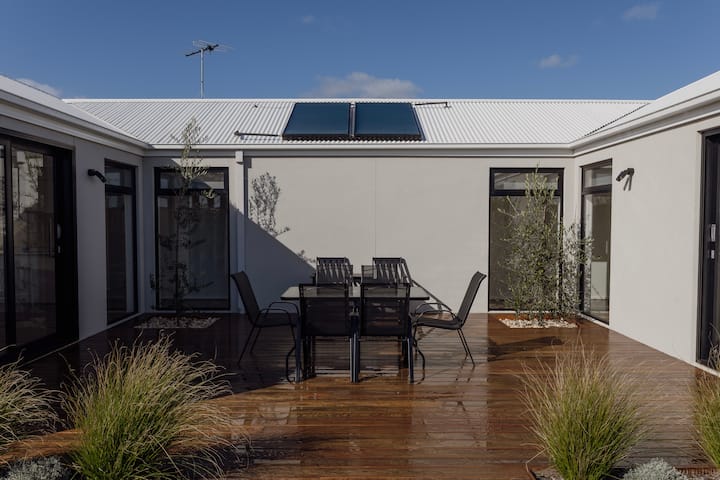 The Lighthouse · Ocean Grove Beach Retreat - Geelong
