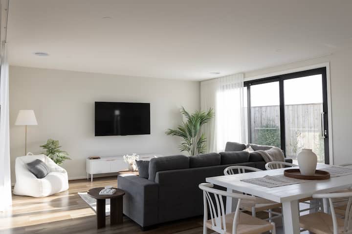 The Lighthouse • Ocean Grove Coastal Escape - Geelong