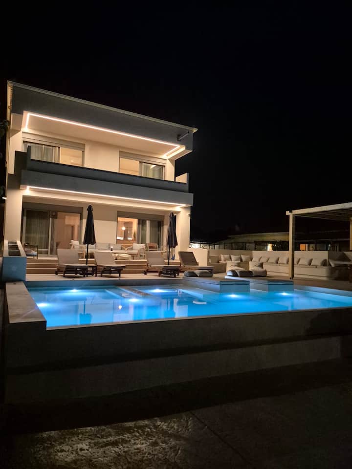 Cantouni Villa, Luxury Retreat With Pool & Jacuzzi - ザキントス
